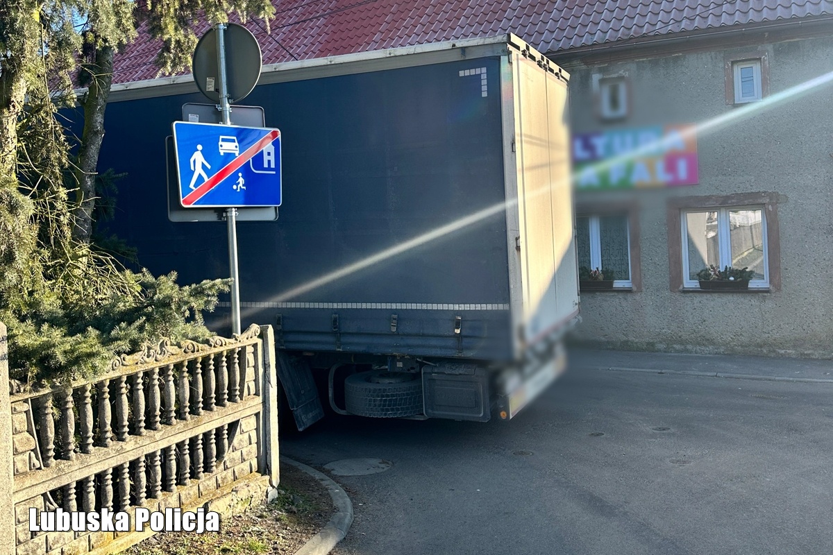 Zignorował znaki i uszkodził infrastrukturę. Kierowca ciężarówki ...